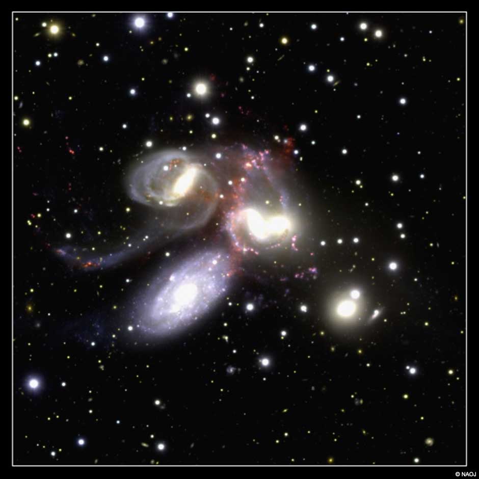 A Galaxy Group Evolving 300 Million Light-Years Away | NAOJ: National ...